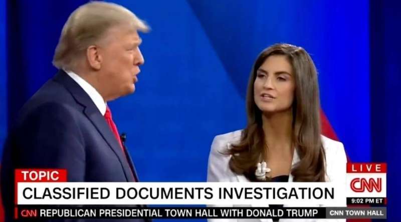 شاهد..ترامب يتعدى لفظيًا على مذيعة cnn والجماهير تصفّق.. اعرف السبب