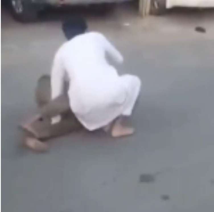 تحرك كويتي رسمي بعد فيديو الإعتداء بالضرب على عامل آسيوي