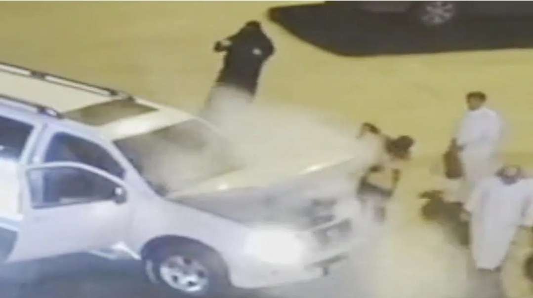 شاهد بالفيديو عامل يقوم بعمل بطولي برفحاء وينقذ الحي من كارثة محققة