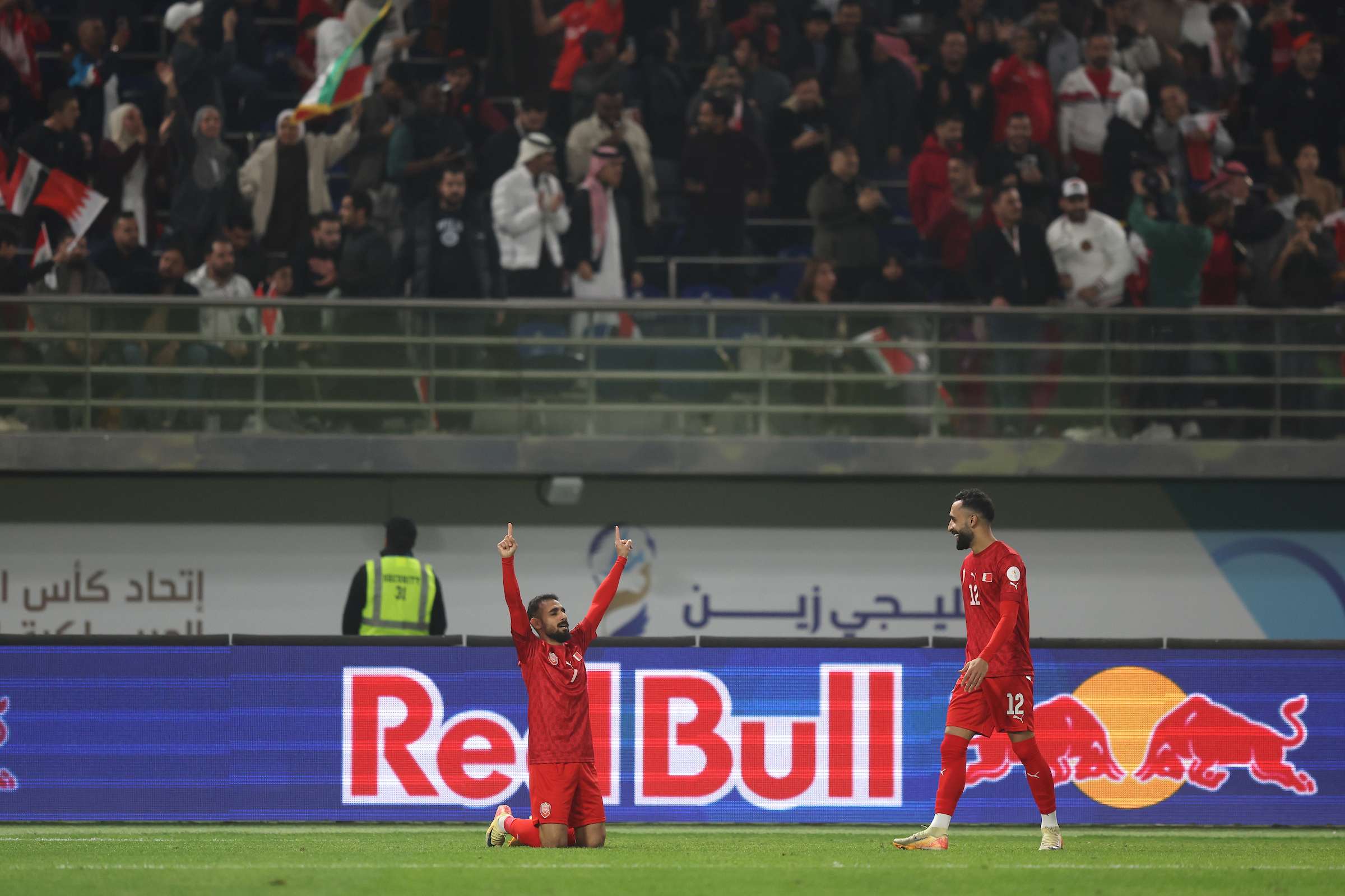 شاهد البحرين أول المتأهلين إلى نصف نهائي كأس الخليج